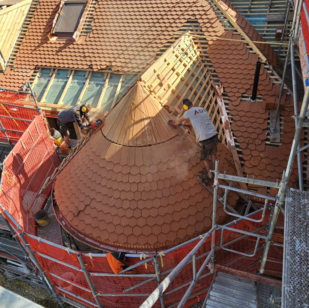 Rénovation de toiture à Neuchâtel, avec tourelle. Tuiles en terre cuite – ADR Toitures